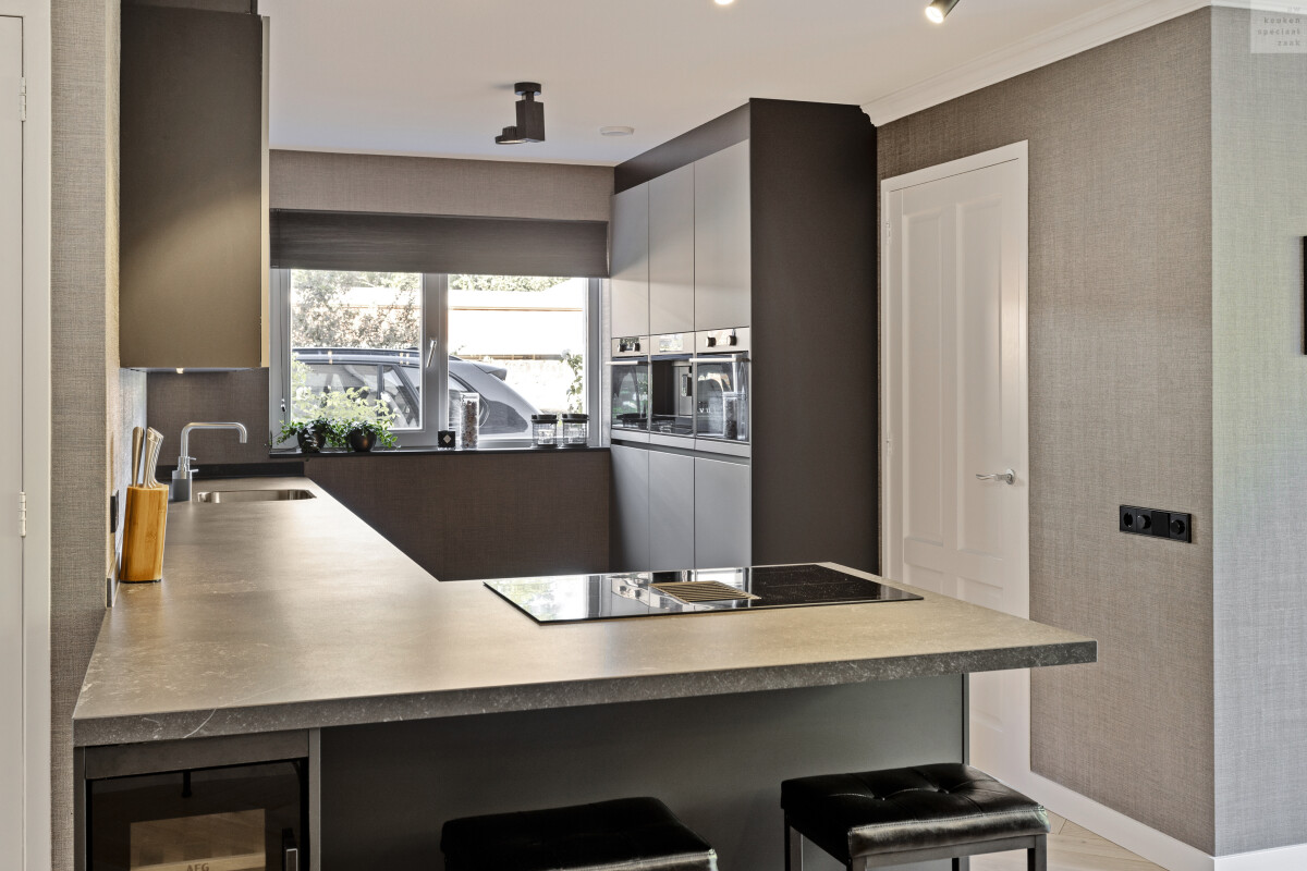 Keukeninspiratie - moderne grijze keuken Noordwijkerhout | Keukenstudio ...