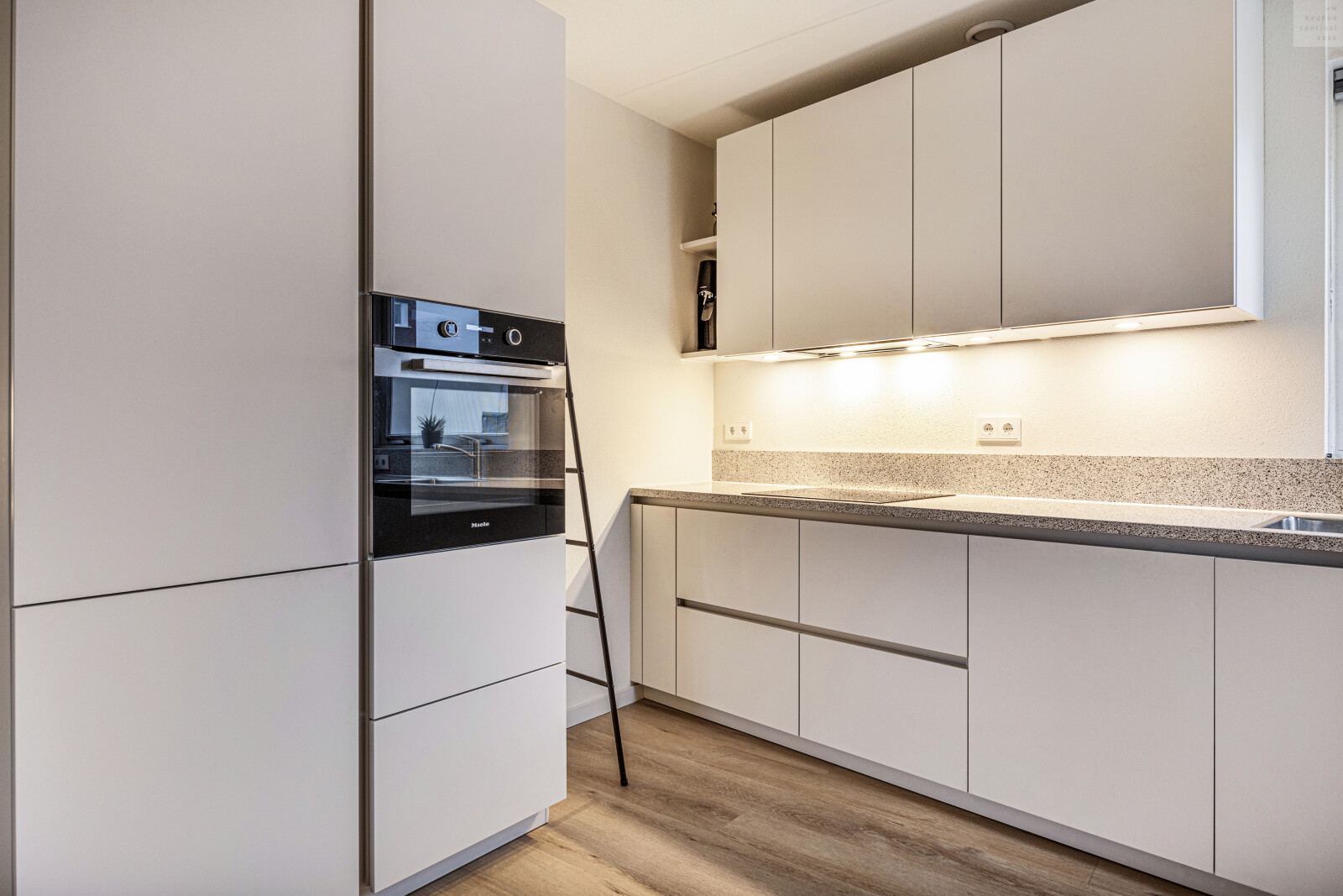 Moderne witte keuken in Oegstgeest | Keukenstudio ter Laak